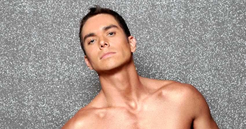 LA VENUDA : Adrian Rubio Desnudo