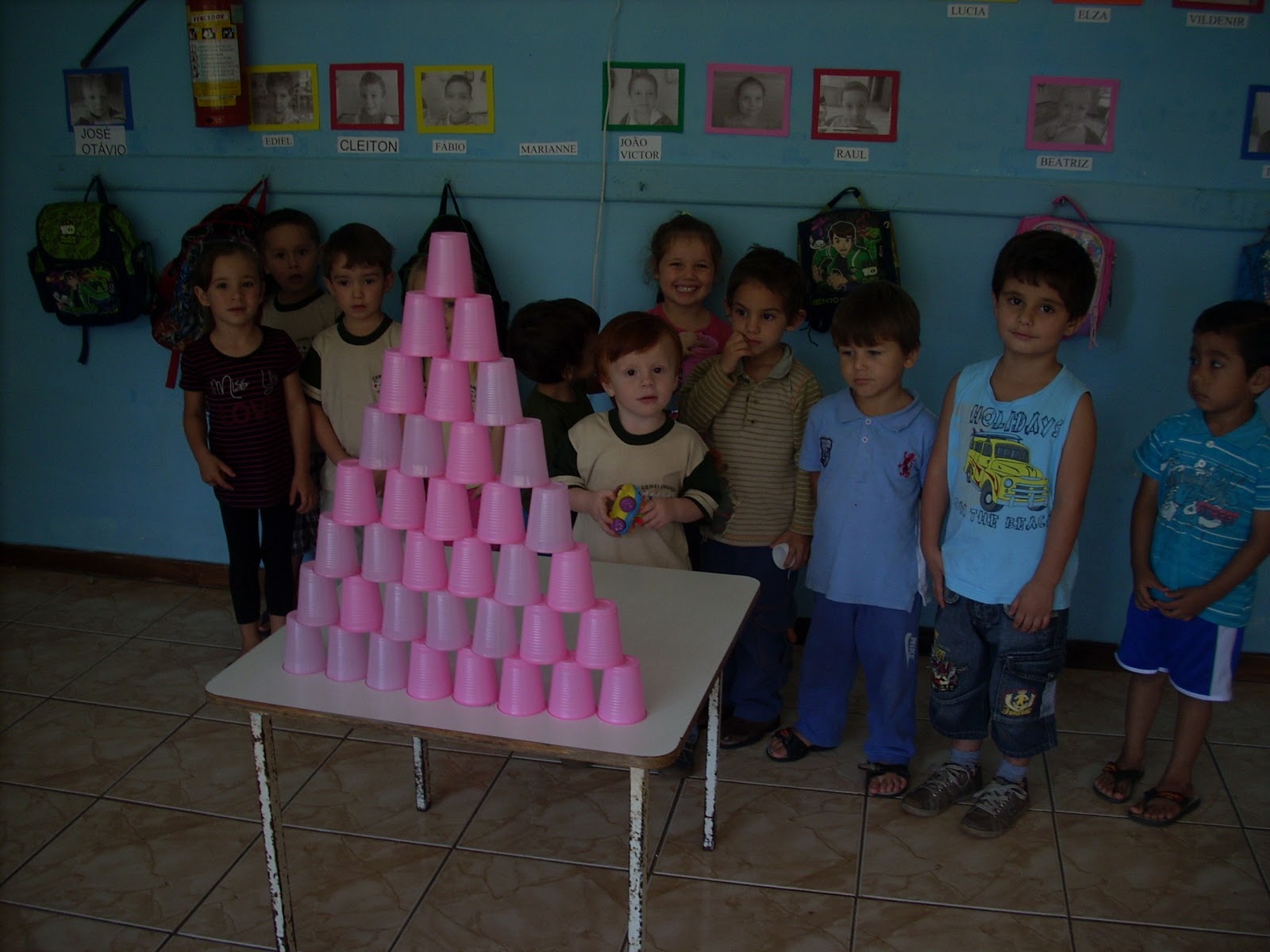 Atividades para Educação Infantil: Torre de copos