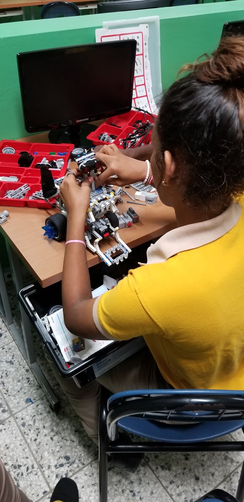 Educación con las TICs: Construyendo y Armando Robots