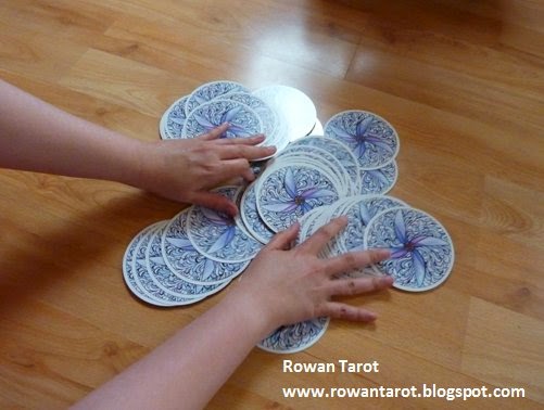 Rowan Tarot: Off we're gonna shuffle, shuffle off to Buffalo!