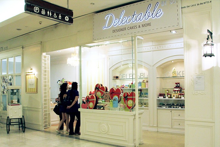 Plus Size Kitten: Cute Delectable Cupcake Trinkets