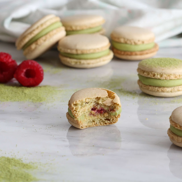 Macaron thé matcha et coeur framboise | Recueil Gourmand