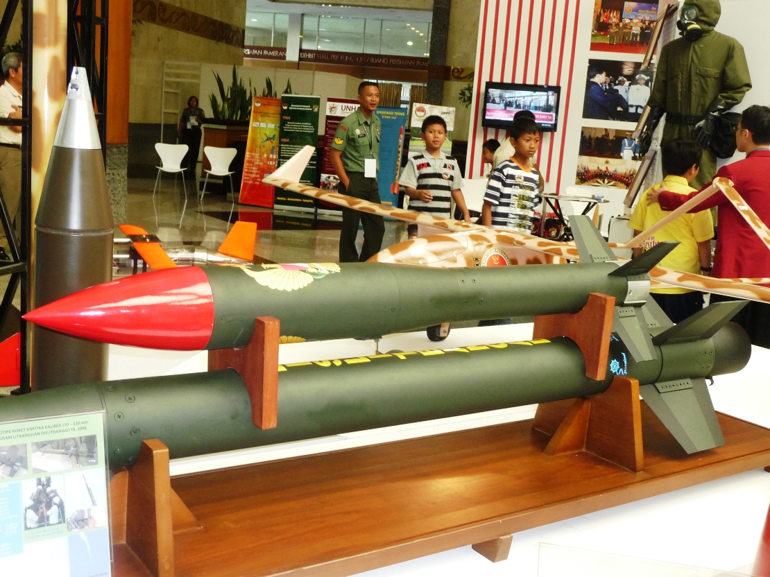 DEFENSE STUDIES: Indonesia Luncurkan Roket Berjarak Tiga Digit Tahun Depan