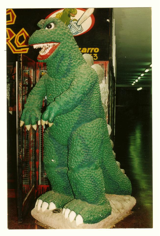 La Roca Volcánica: Godzilla; 2,40m., yeso directo, dientes tallados en ...
