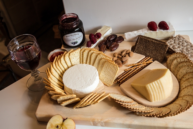 CUT and DRY : Cheese & Crackers Serving Board with Appeal