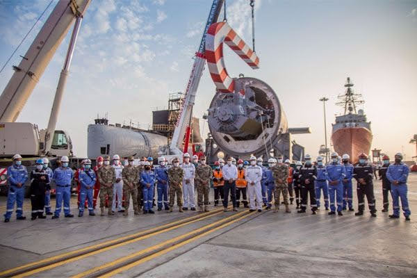 Poderío Militar: Instalan el motor de propulsión del submarino BAP Chipana.