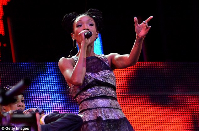WISE NEWS: Brandy Performs Surprise Concert for 40 in 90,000 Seat Stadium