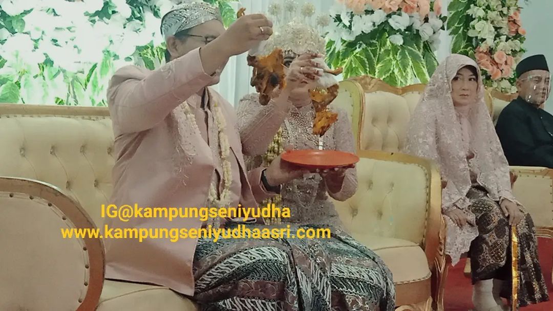 Pertunjukan Lengser, Mapag Panganten, Adat Sunda @Pernikahan Rival ...