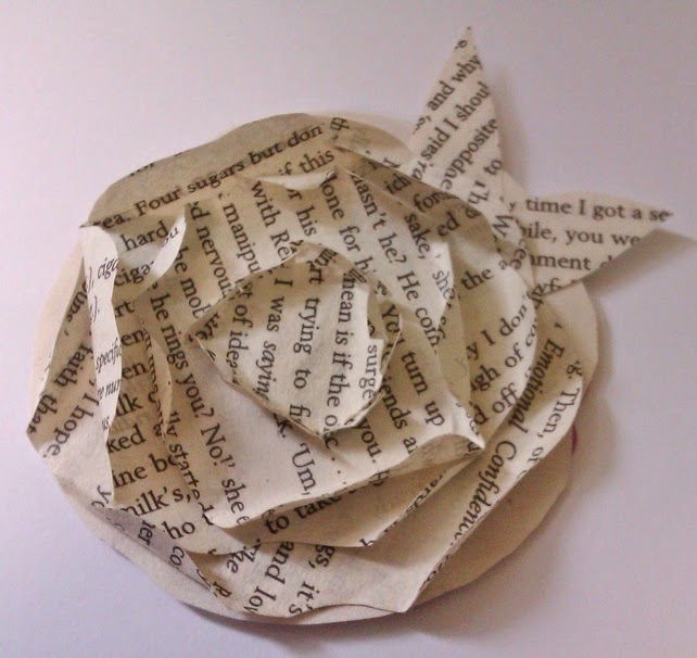 Tea with digestives: Paper flower magnets