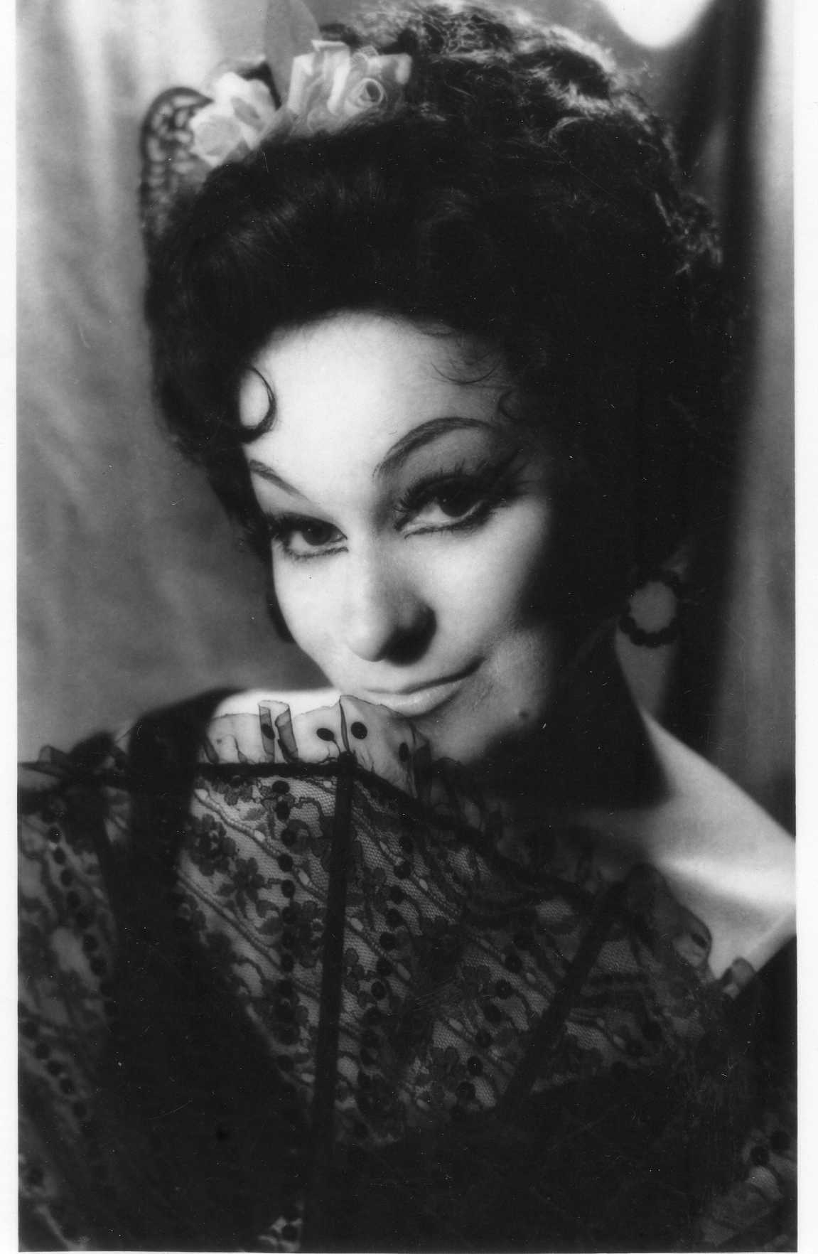 STEPHAN POEN - Muzicologie: ELENA SIMIONESCU - echilibrul perfect între ...