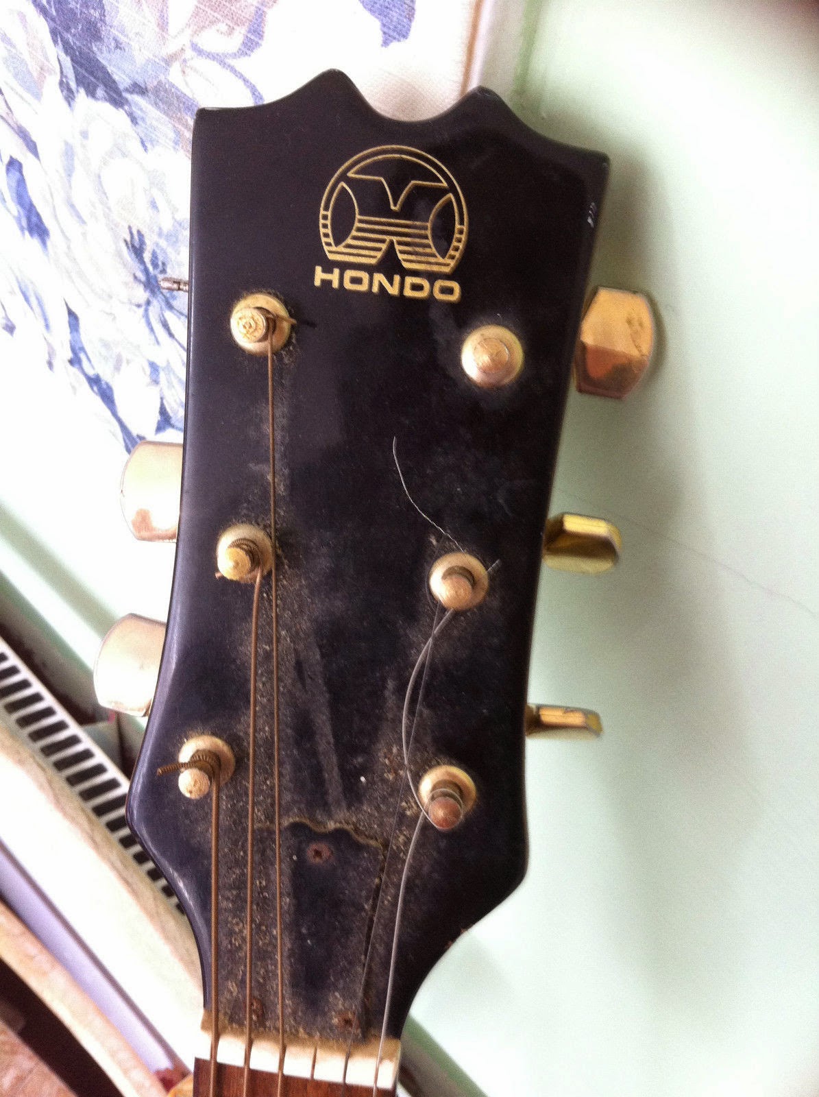 The Mysteries of the Hondo Guitar: Hondo Deluxe Series H935 (Revival ...