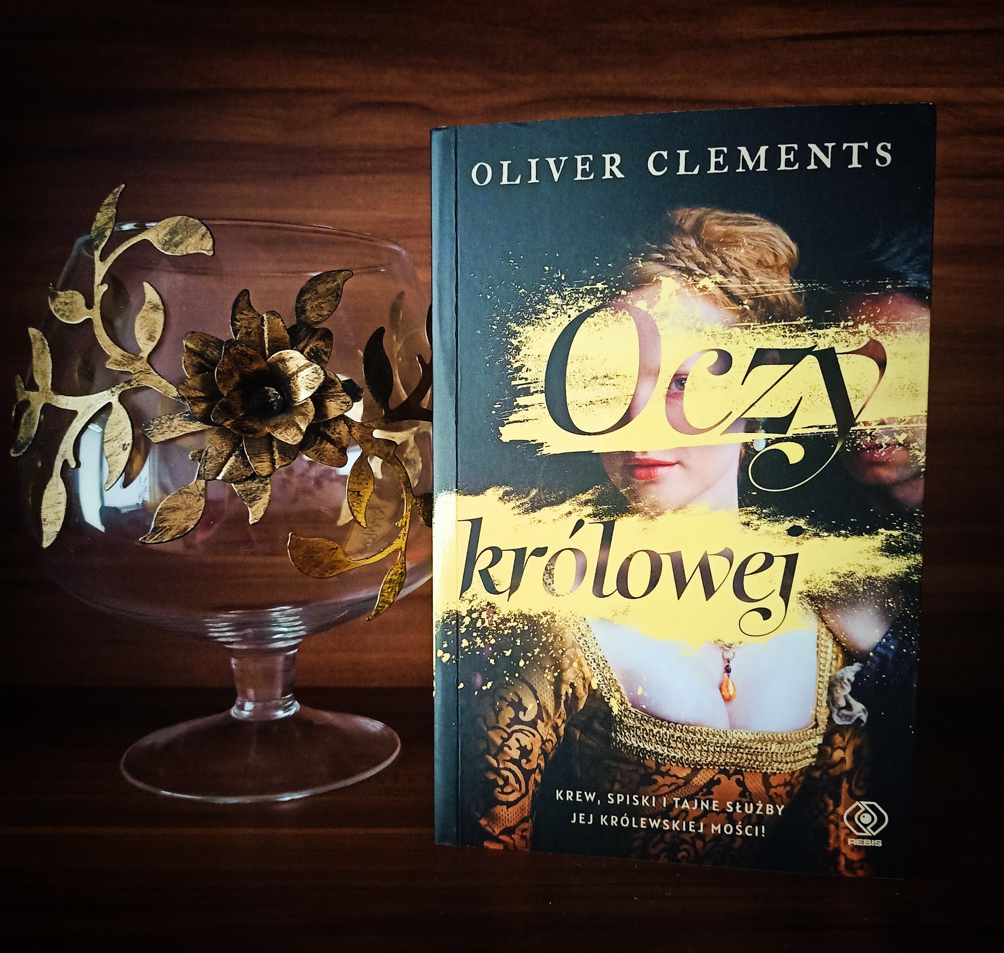 "OCZY KRÓLOWEJ" - Oliver Clements