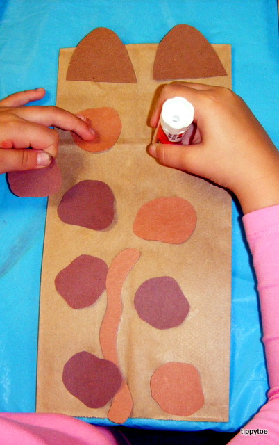 Tippytoe Crafts: Jaguar Puppets