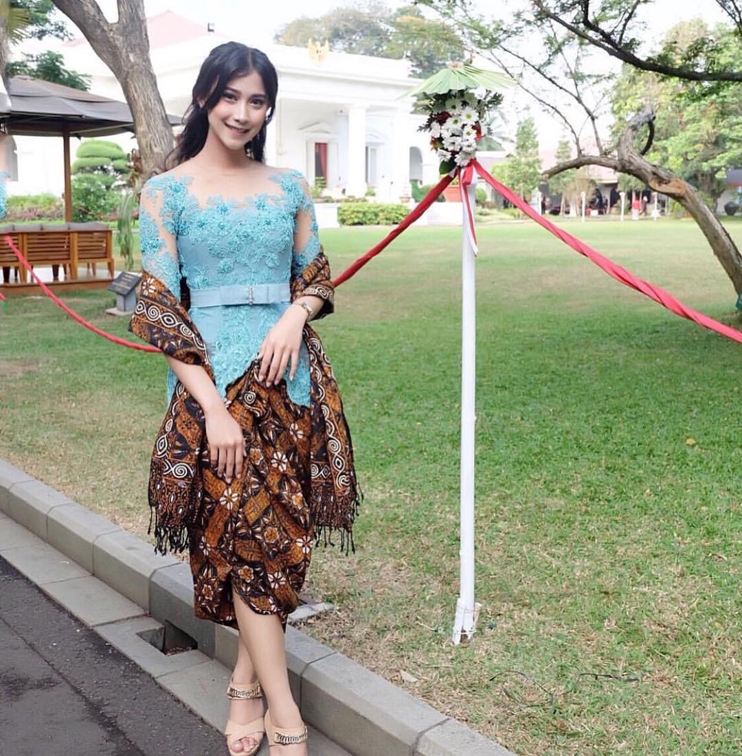 23 Model Baju Kebaya Renda Brokat Simple Tapi Modern dan Mewah yang ...