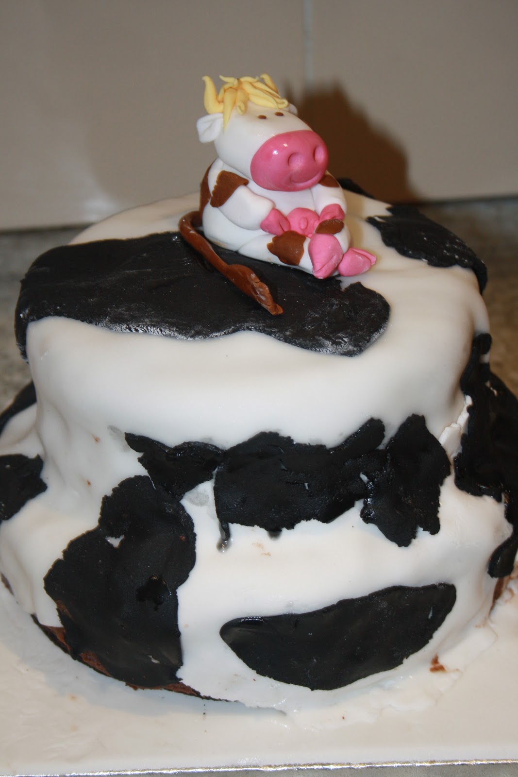 Caroline Makes....: Two-tiered cow print birthday cake