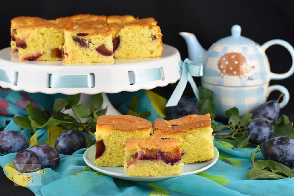 Prajitura pufoasa cu prune si iaurt - CAIETUL CU RETETE