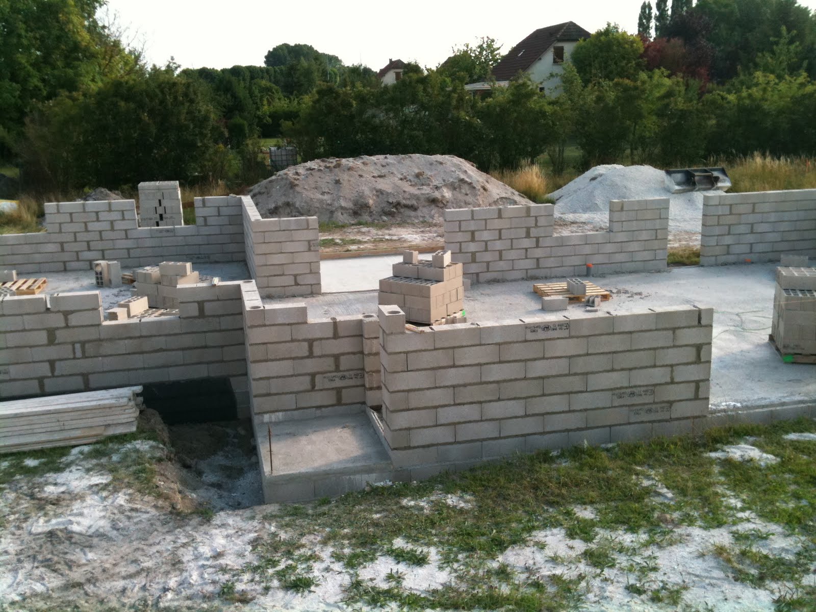 Construction: 6 JUILLET : SUITE MACONNERIE MONTAGE DES MURS