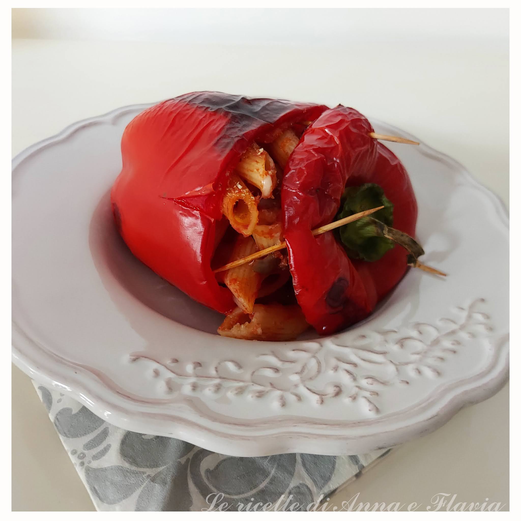 Peperone ripieno di pasta alla napoletana | Le ricette di Anna e Flavia