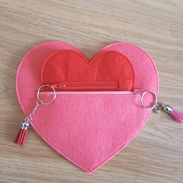 Heart shaped zipper purses - pattern and tutorial |Keeping it Real