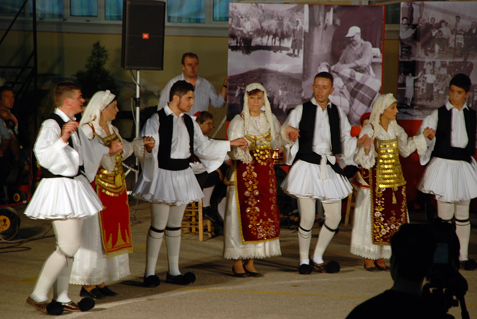 Παραδοσιακοί χοροί: Εικόνες σχετικά με τους παραδοσιακούς χορούς