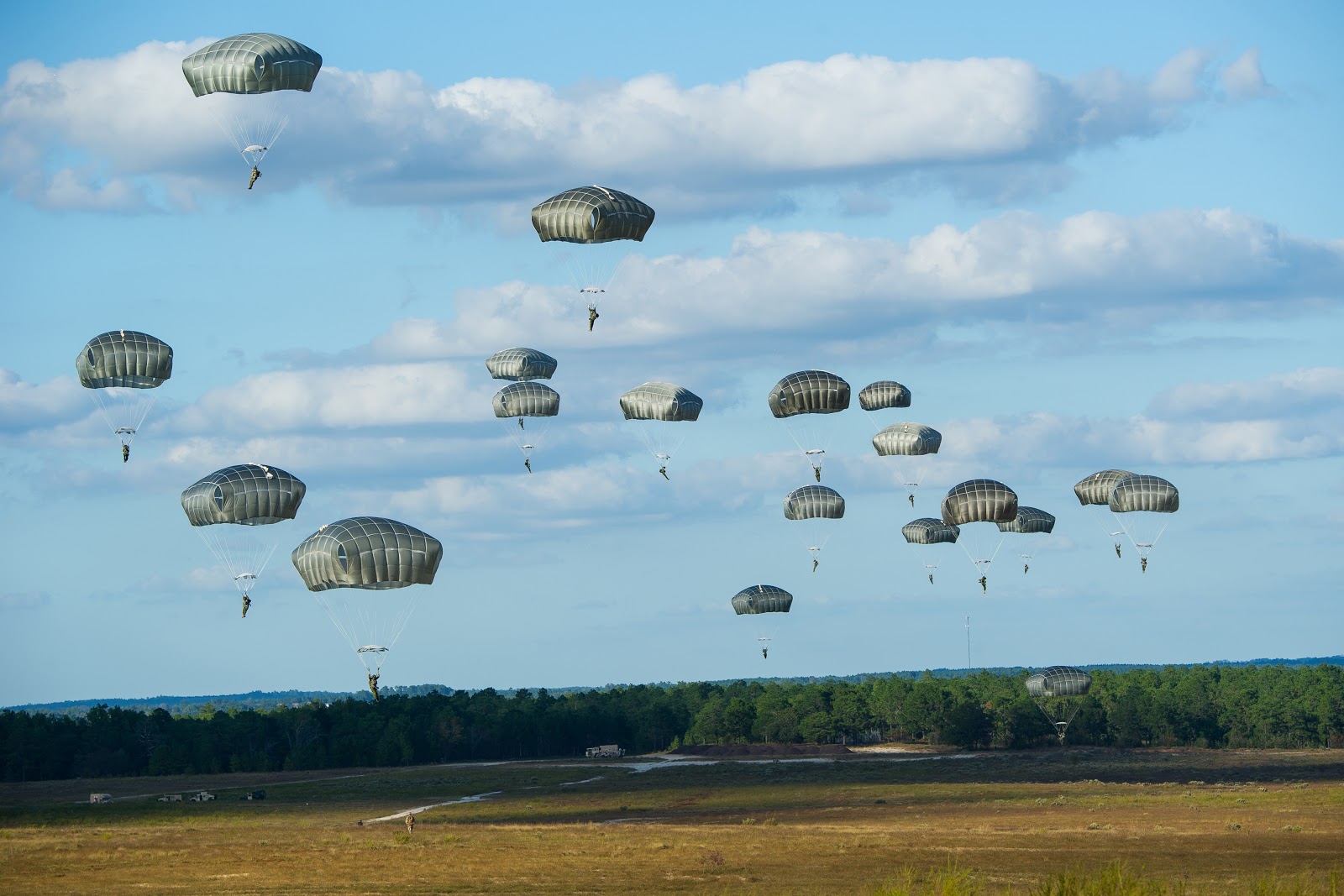 SNAFU!: 3rd Battalion, The Royal Canadian Regiment jump with the 82nd ...