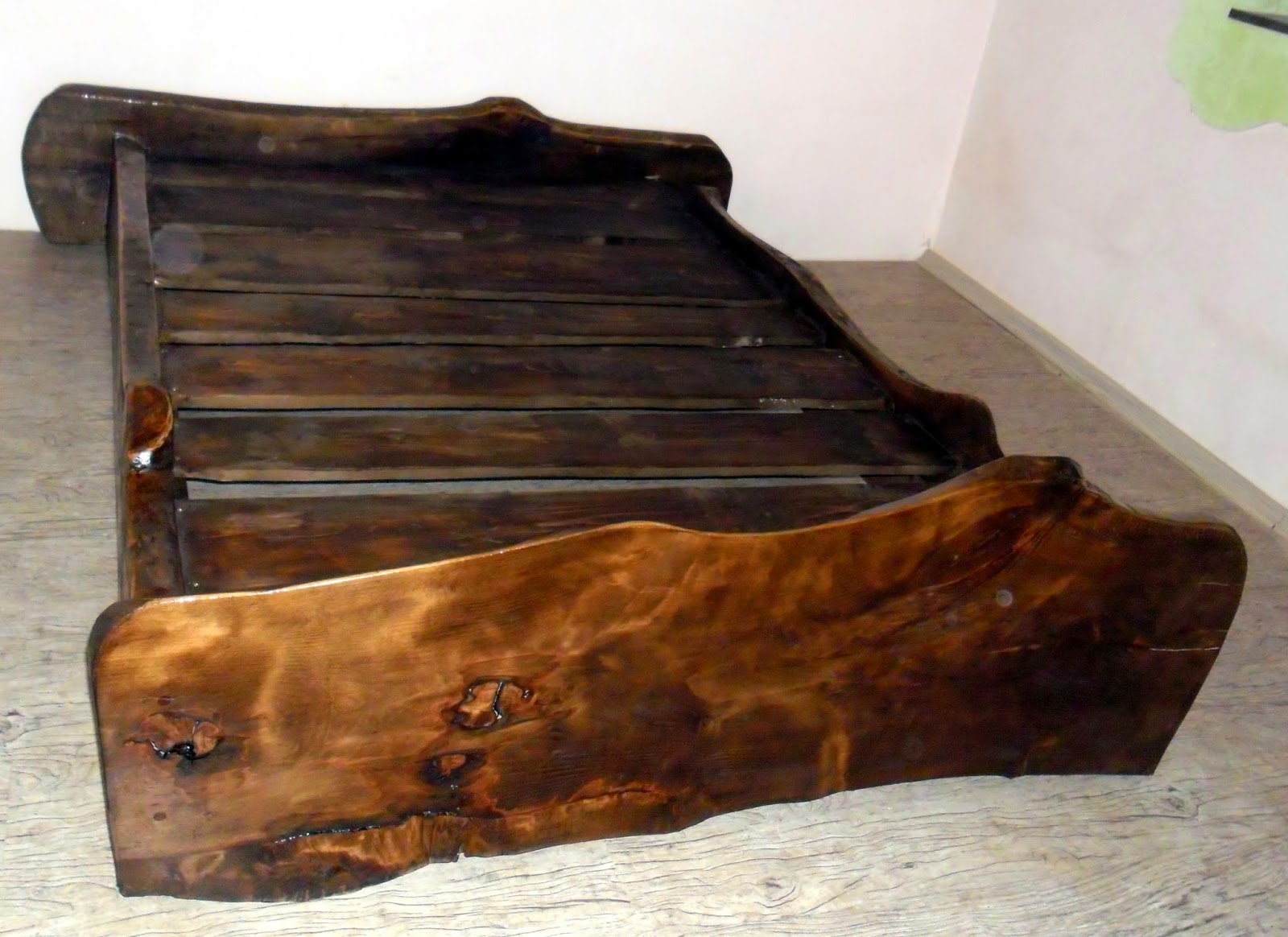 Mozaic-Lucrari din piatra: pat rustic din lemn masiv