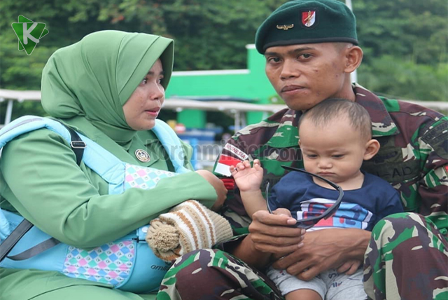 10 Momen Haru Prajurit TNI Tinggalkan Keluarga Demi Tugas Negara 10 Momen Haru Prajurit TNI Tinggalkan Keluarga Demi Tugas Negara