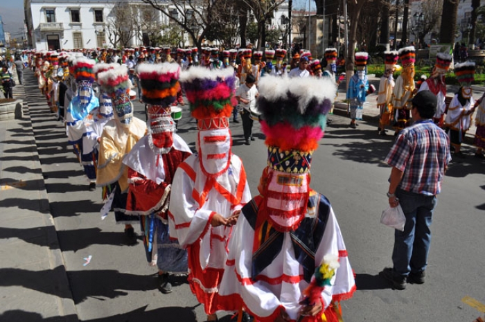 Los Folkloristas de Bolivia: Historia de los Chunchos - Danzas de Bolivia