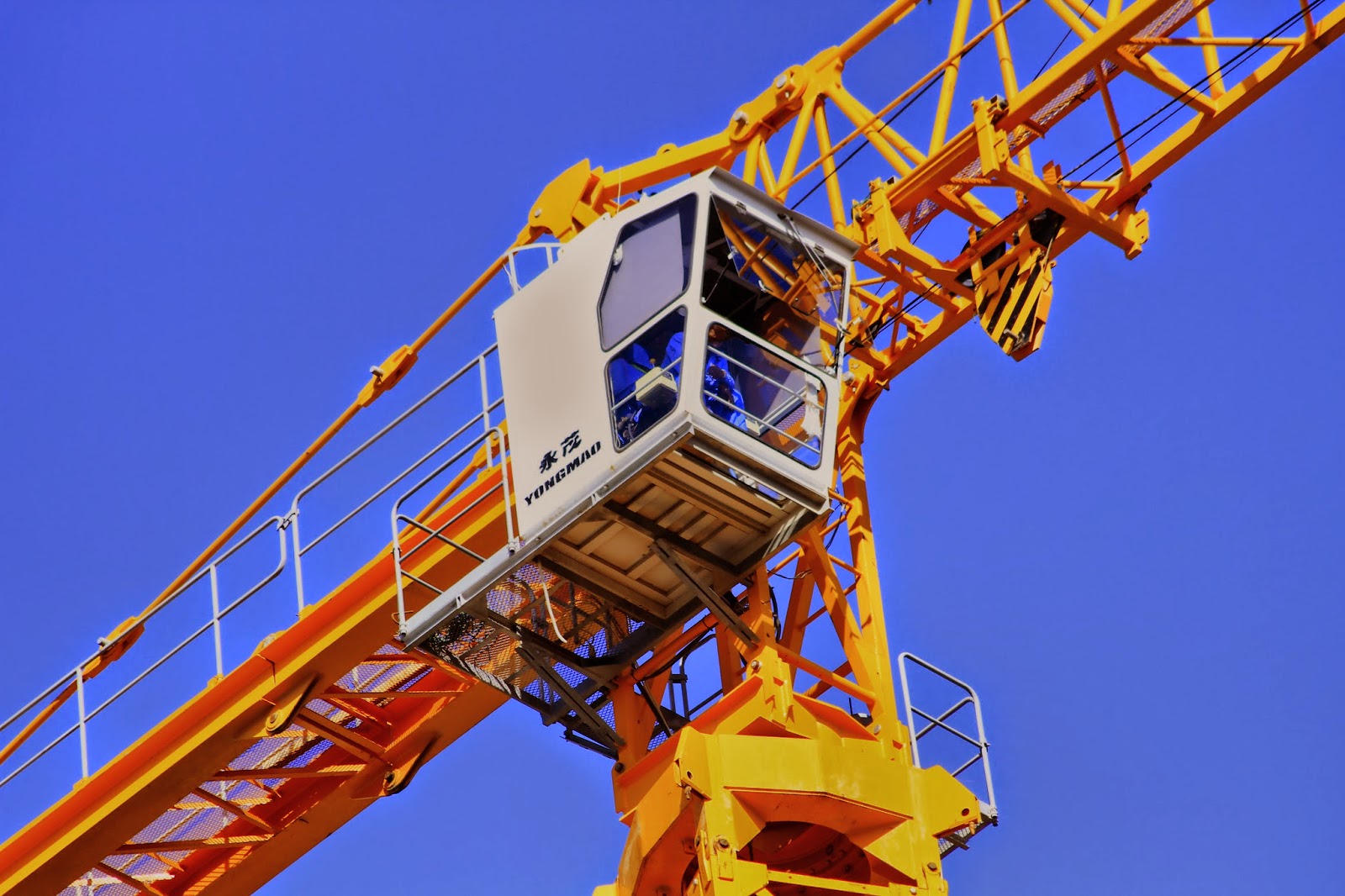 ExploreMachines: Crane (Lifting and Material Handling Equipment)