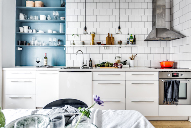 my scandinavian home: A lovely Swedish kitchen with blue accent
