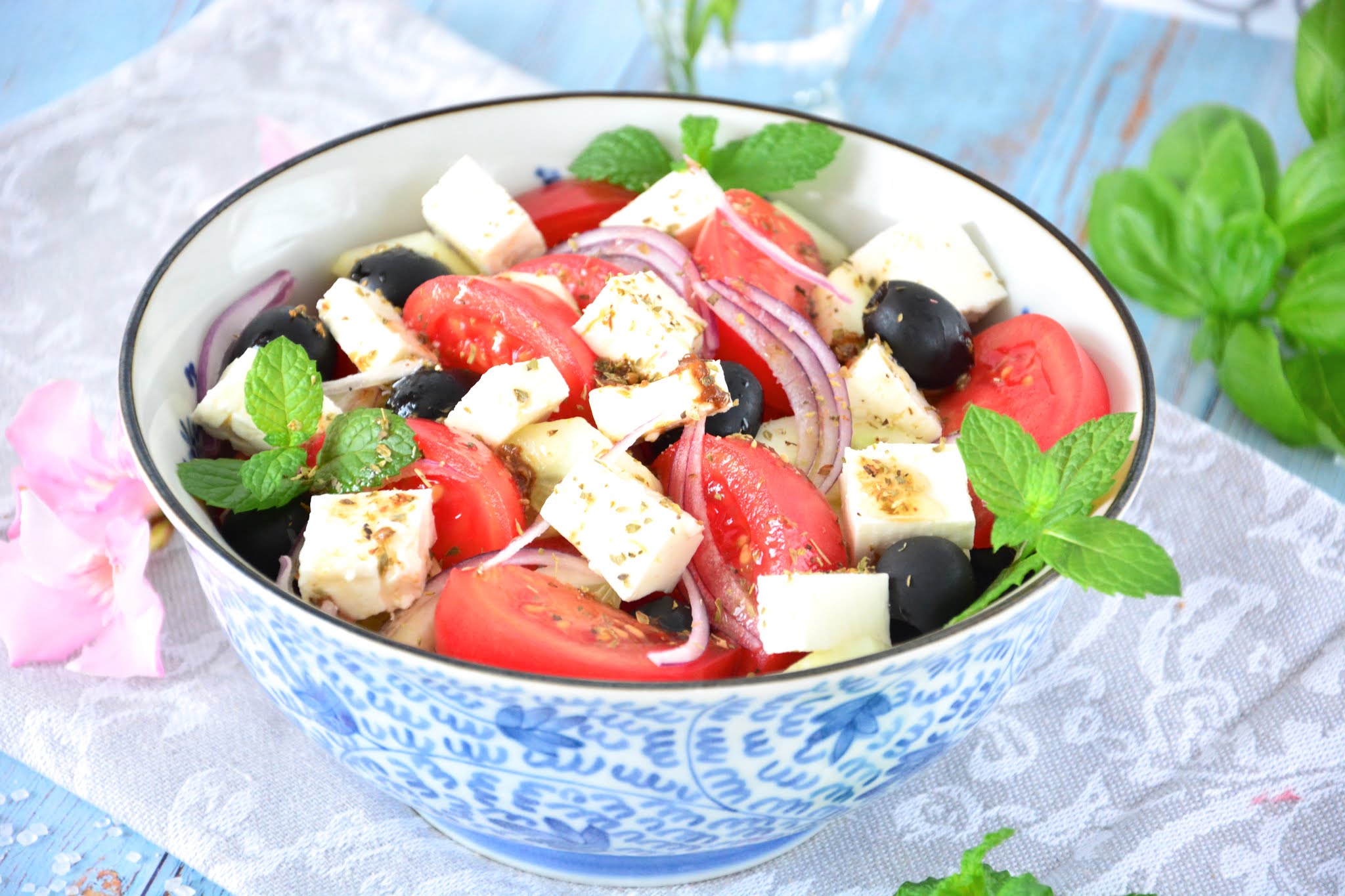 Przepis na sałatkę grecką z greckim sosem sałatkowym | MOJA KSIĄŻKA ...
