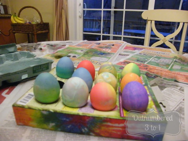 Time to Color the Eggs - Dying Eggs without Staining Your Hands ...