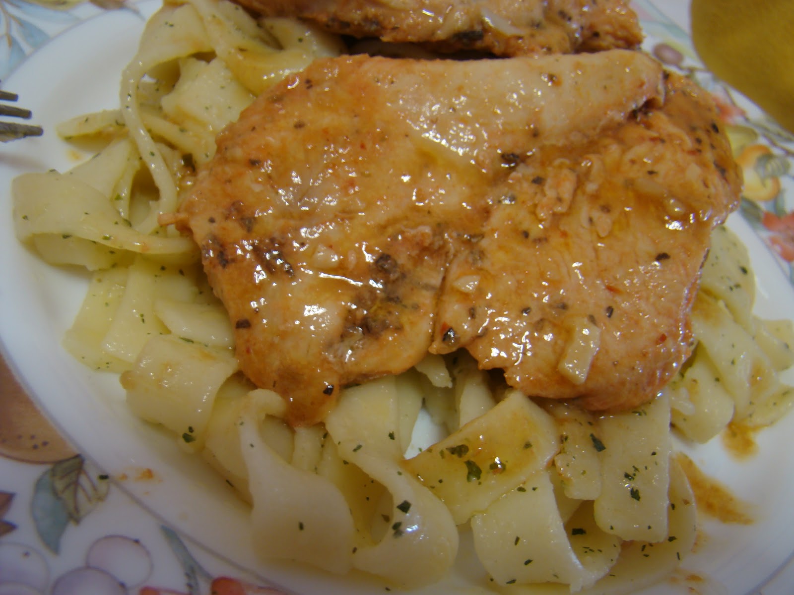 Receitas daqui e dali: Bifes de frango na frigideira em molho aromático