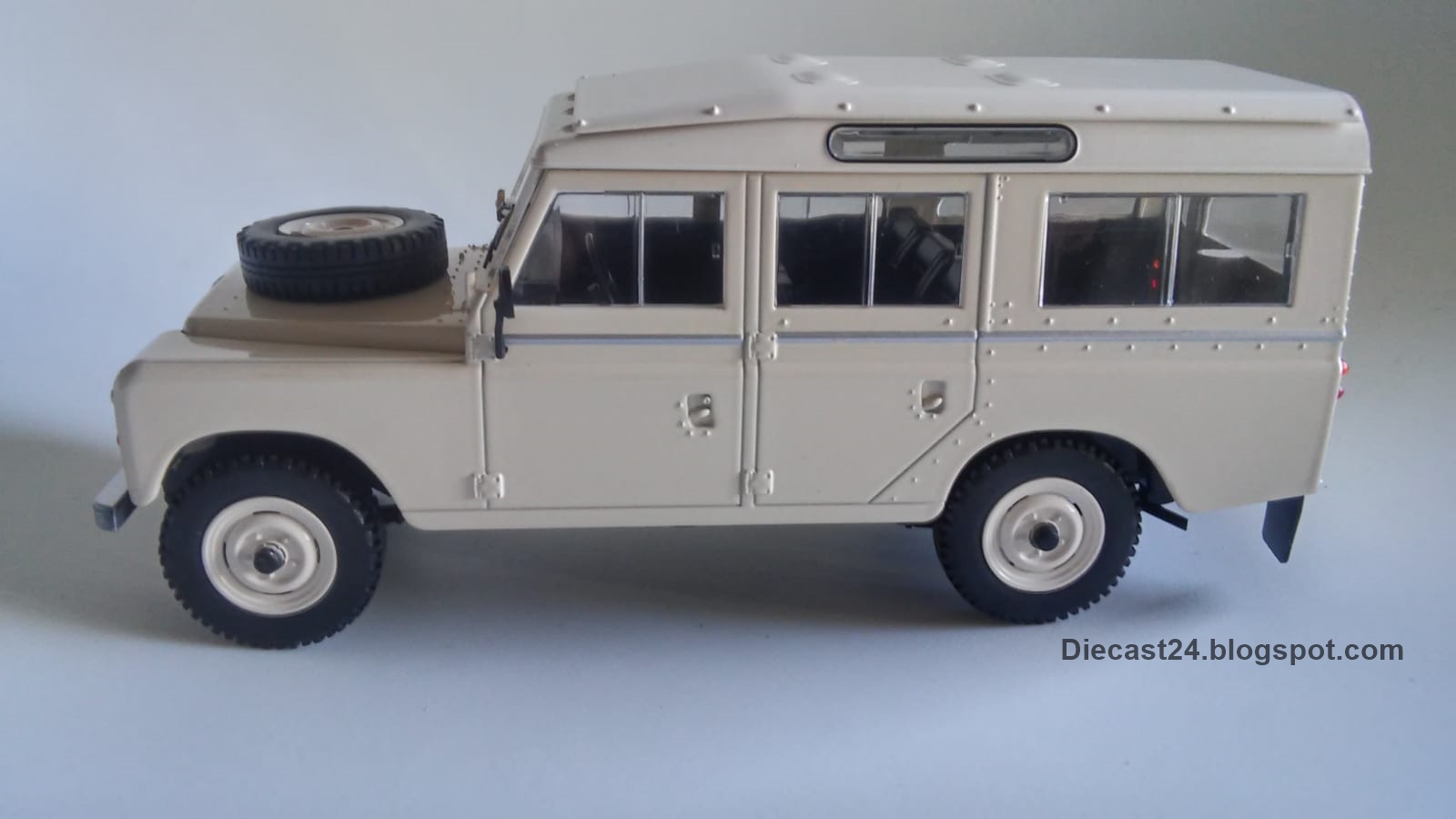 1/24 Diecast miniaturas: Comparativa LAND ROVER 109 1980 1:24. Auto ...