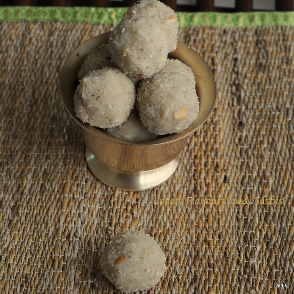 Flavours and Tastes: Aval Ladoo for Janmashtami