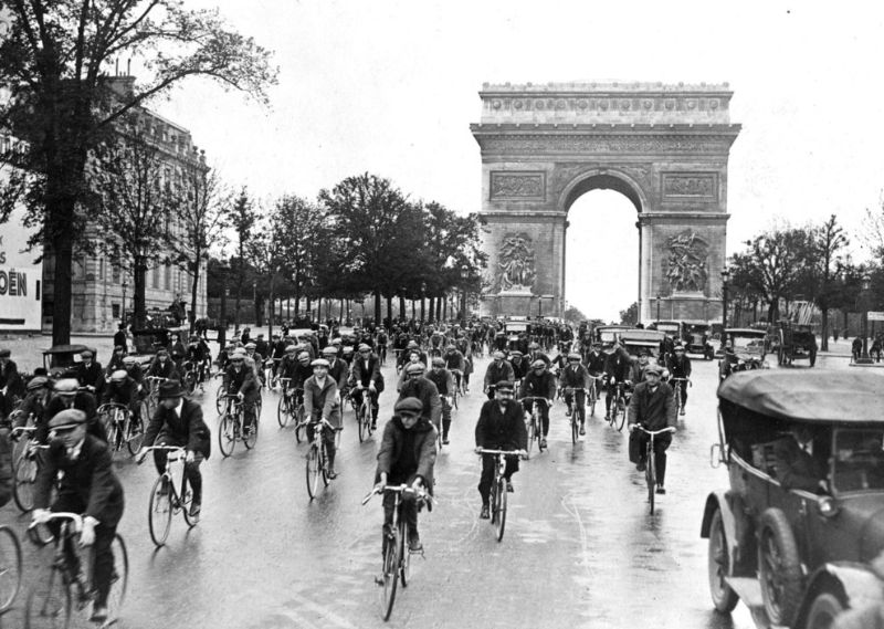 20 Fascinating Vintage Photographs That Show Paris Life in the 1920s ...