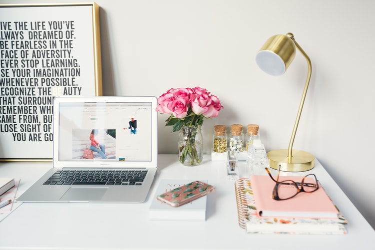 MessyDirtyHair: Desk Set-up Tips For Bloggers