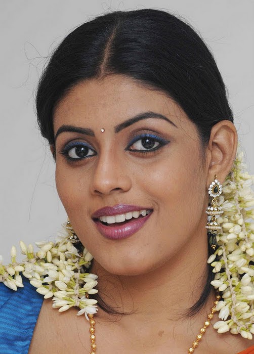 Actress Stills: Iniya in Half Saree Photo Gallery