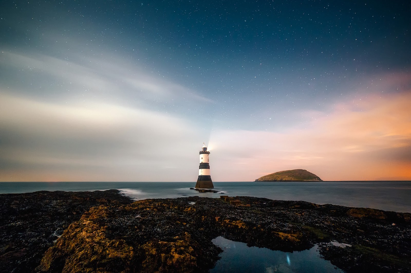 Lighthouse of the sea in the photographer's perspective | fhfhf