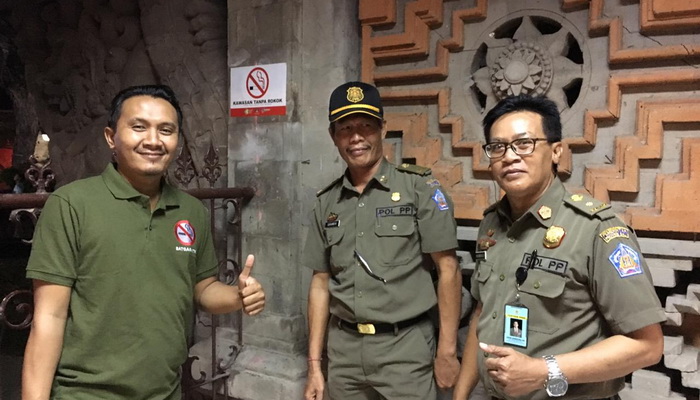 Satpol PP Gencarkan Edukasi dan Pemasangan Stiker KTR di Tempat Umum - kabarnusa.com