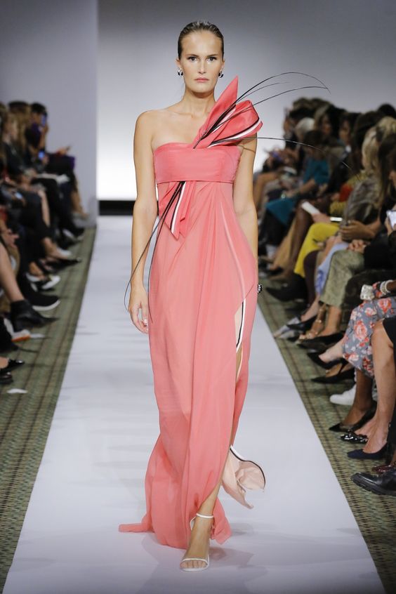 LIVING CORAL ON THE SPRING / SUMMER 2019 RUNWAYS - Miss Rich
