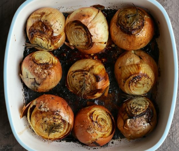 Cebollas enteras al horno con romero - MenúRecetas