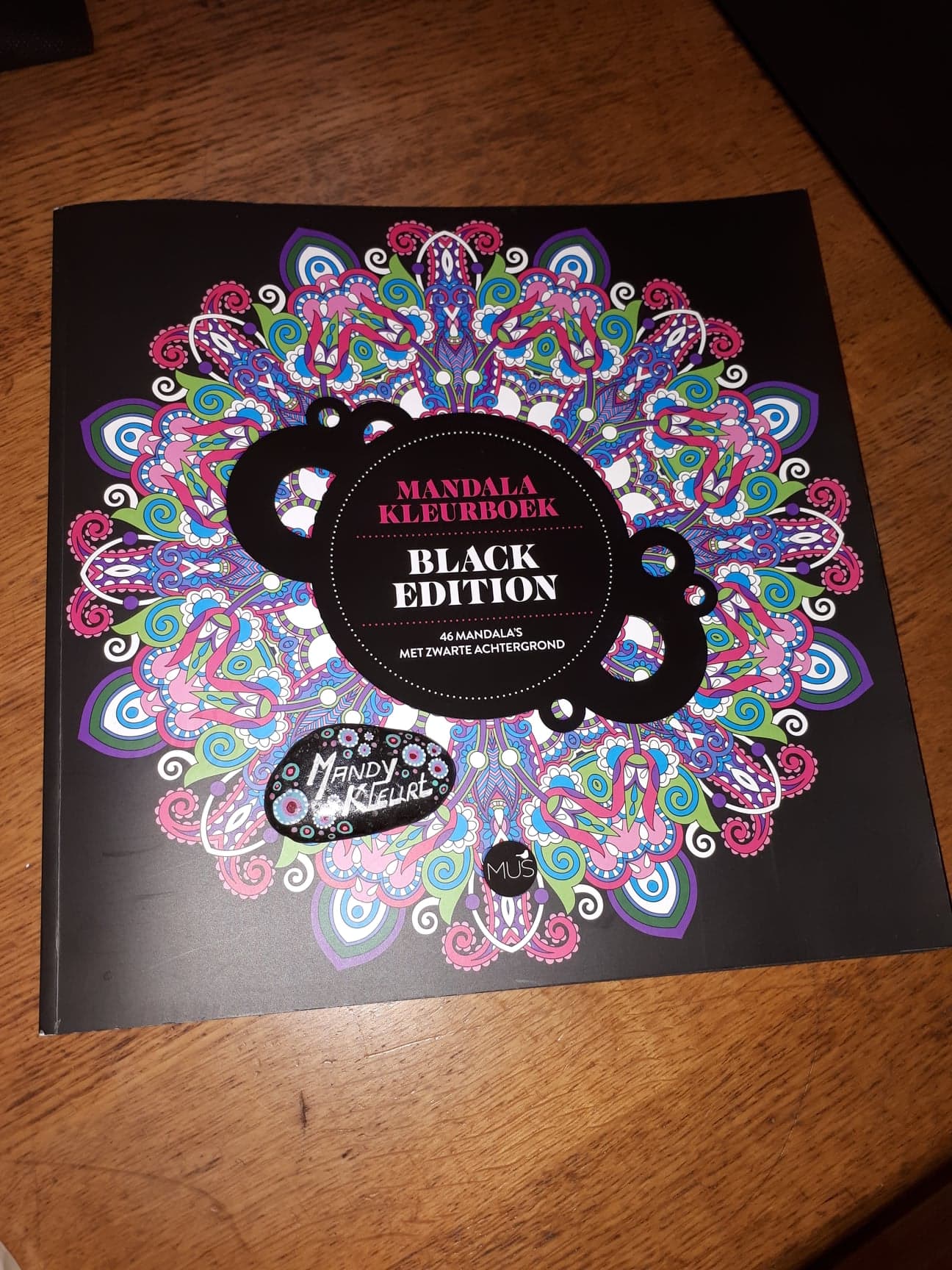 Mandy kleurt: Mandala Kleurboek Black Edition