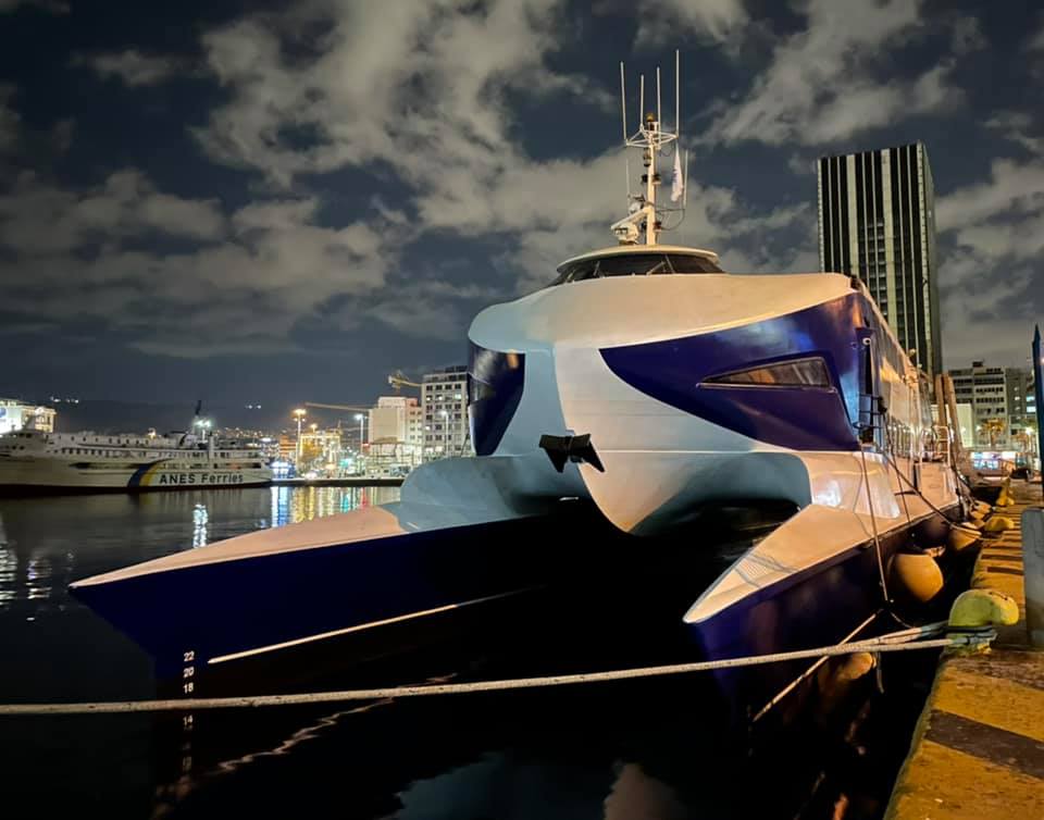 Οδός Αιγίνης: Το εντυπωσιακό Speed Cat 1 στο Σαρωνικό.