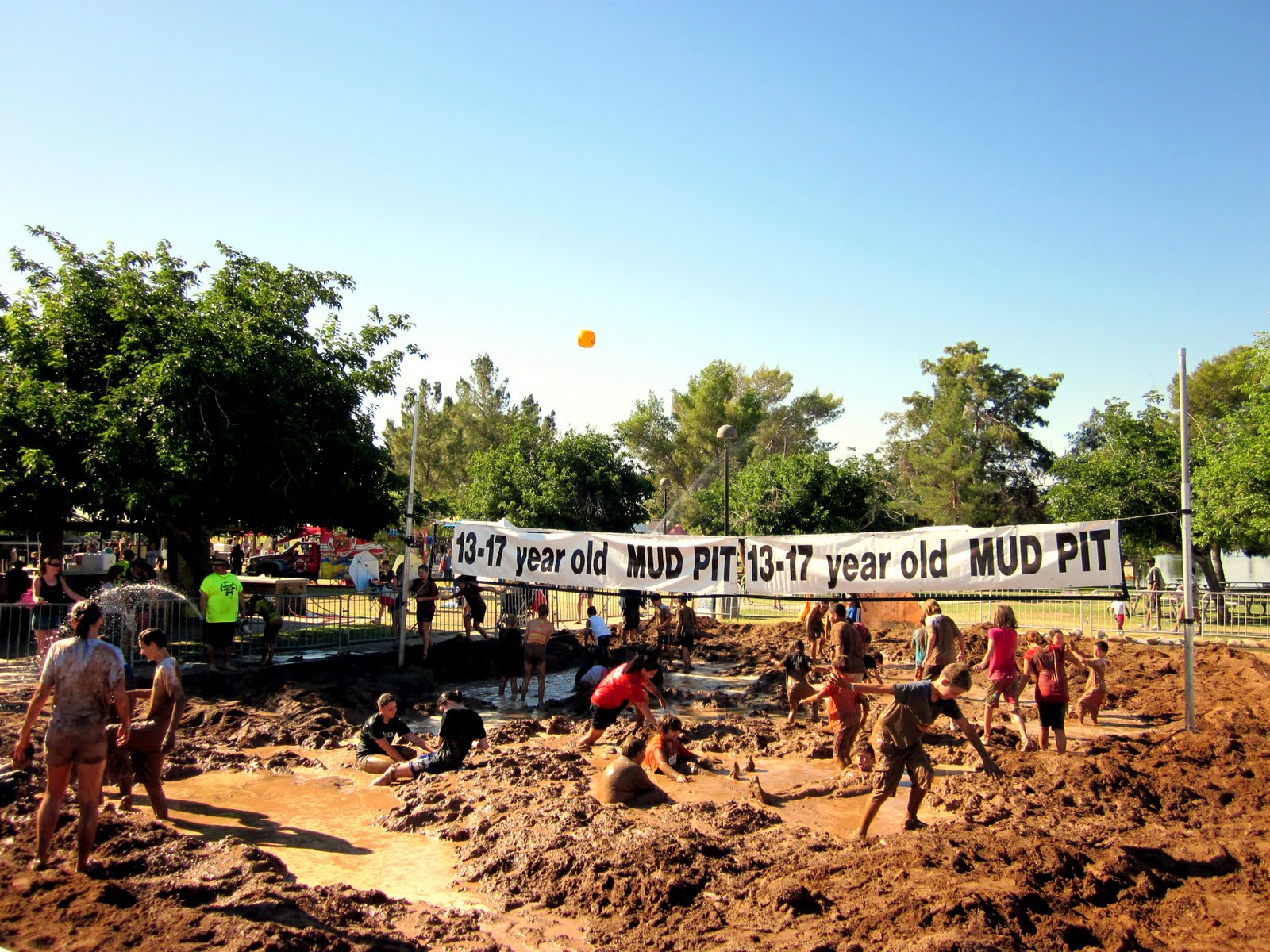 MARLEY & GRAYSON'S SUPER FANTASTIC BLOG: MIGHTY MUD MANIA