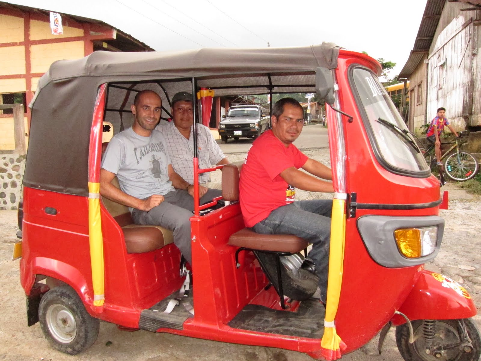 GUATEMALA 2011: VIAJANDO EN TUC-TUC
