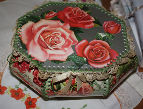 Cubby House Crafts: Vintage Sewing Box