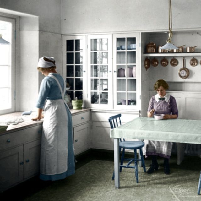 Amazing Colorized Photos Show What Kitchens Looked Like in the First ...
