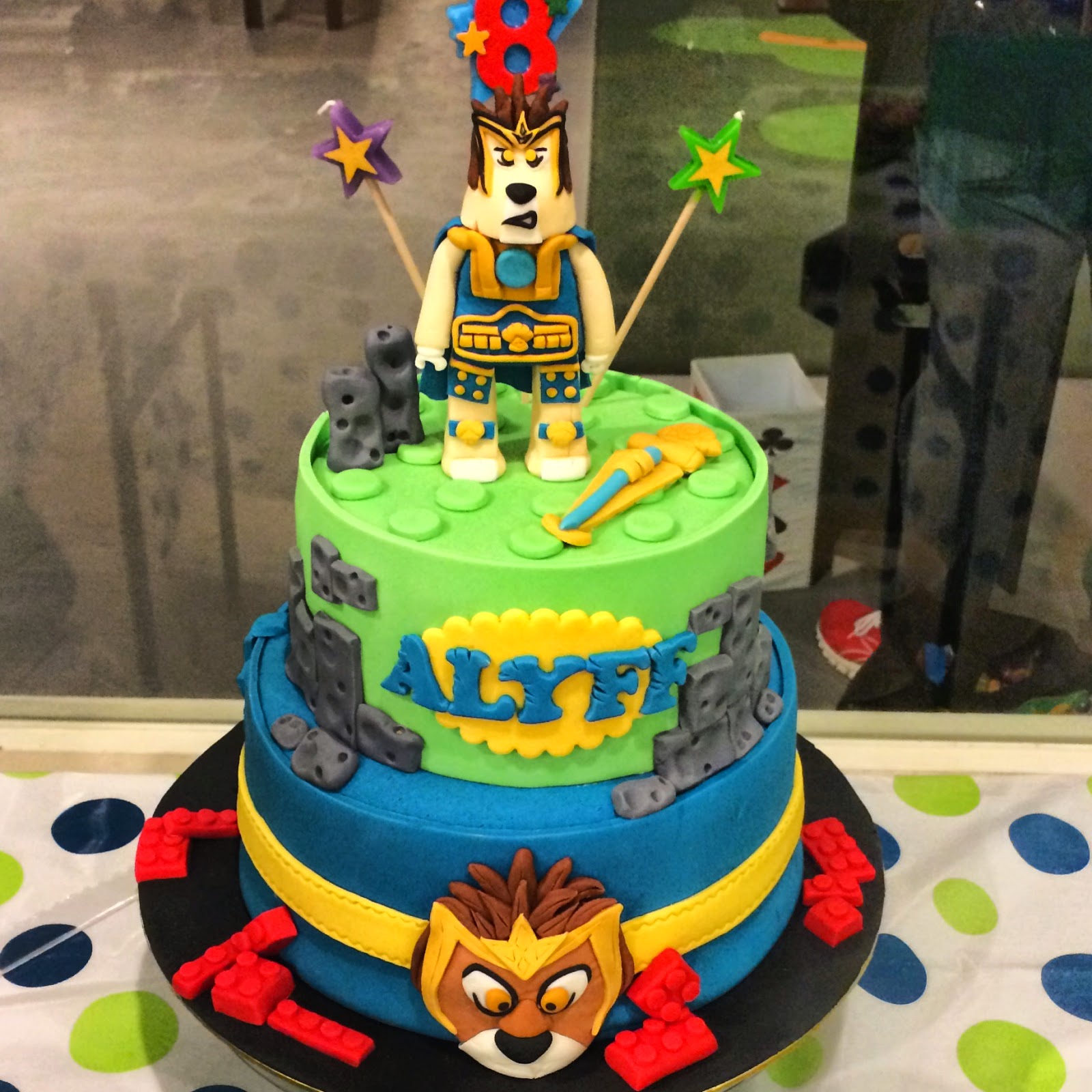 CoMeLiCiOuS: The Legend of Chima cake