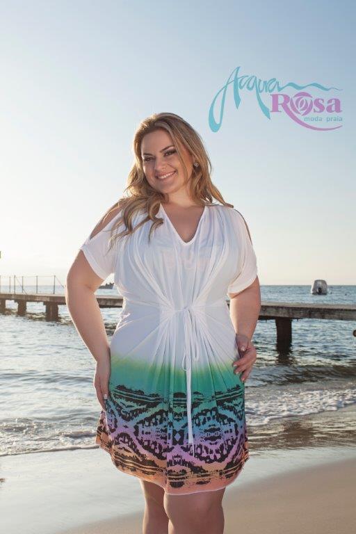 Saída de praia plus size.